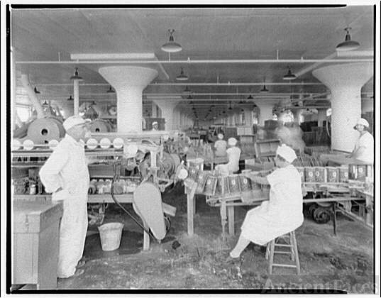 Quaker Oats Factory, Cedar Rapids, Iowa. Labeling and...