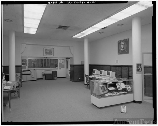 Central room (delivery room on plan) between the east and...