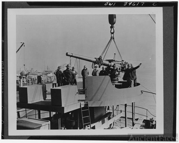 Mounting the first gun on a merchant ship