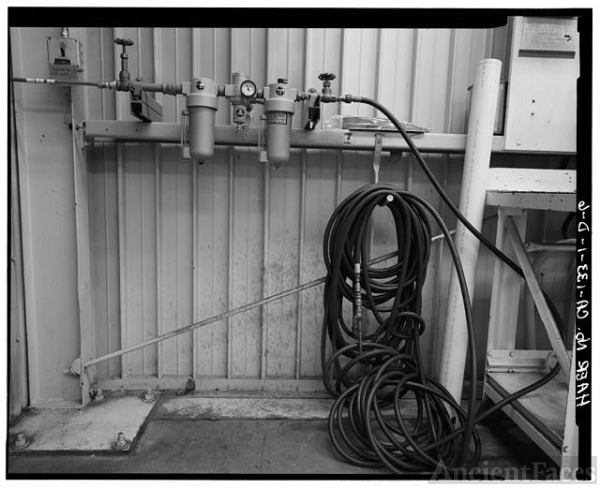 6. DETAIL OF HIGH-PRESSURE COMPRESSED AIR HOSE IN...