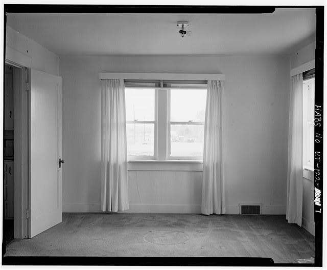 7. INTERIOR, LIVING ROOM, WEST WALL - Arthur H. Pettit...