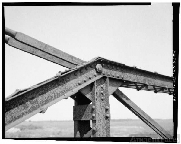 18. VIEW OF CONNECTION OF CENTER TRUSS TENSION BARS TO...