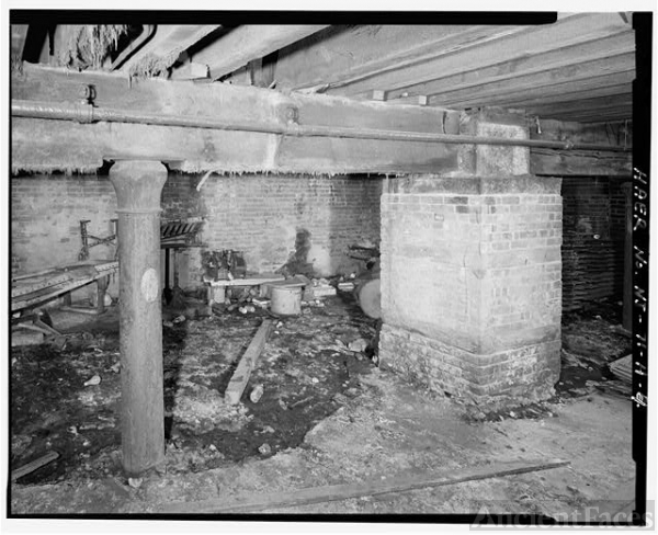4. DETAIL OF BOLLARD-SHAPED COLUMN AND MASONRY PIER IN...