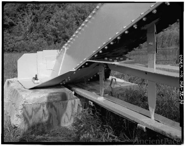 14. Detail showing connections at abutment end - Upper...