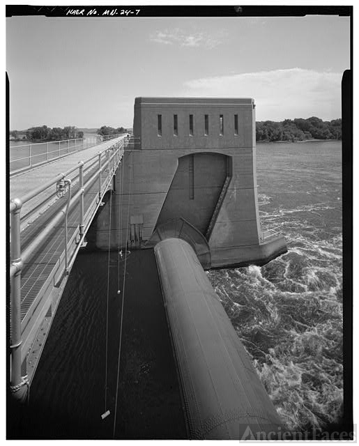 7. DETAIL VIEW OF HEADHOUSE/PIER, SHOWING ROLLER GATE IN...
