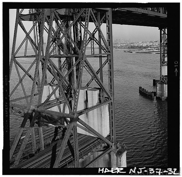 32. DETAIL SIDE VIEW OF MAIN COUNTERWEIGHTS AND...