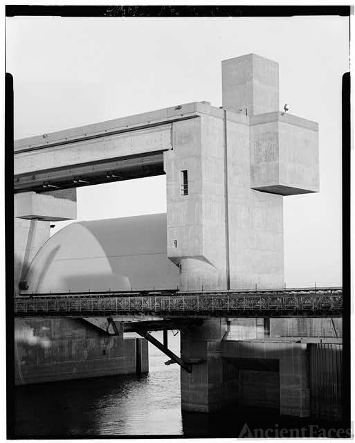 5. DETAIL VIEW OF TAINTER GATE PIER AND NON-SUBMERSIBLE...