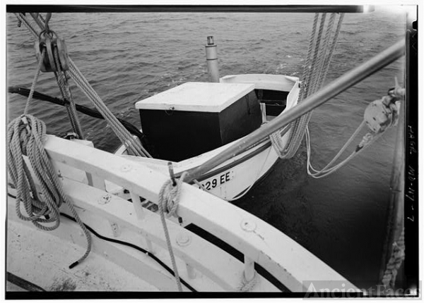 7. DETAIL OF PUSH BOAT AND TACKLE FROM STERN RAIL