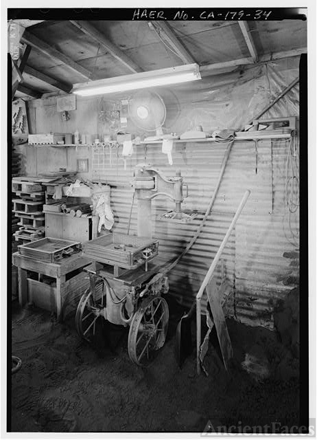 34. LOADING STATION FOR FLASKS. LOADING PATTERN AND SAND...