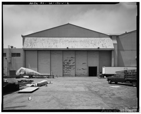 2. EAST ELEVATION, SOUTH BAY. - Hughes Aircraft Company,...