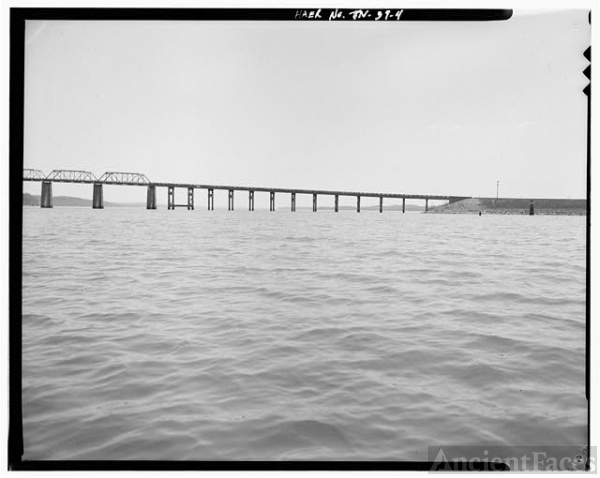 4. APPROACH SPANS AND PRATT TRUSSES, LOOKING SOUTH