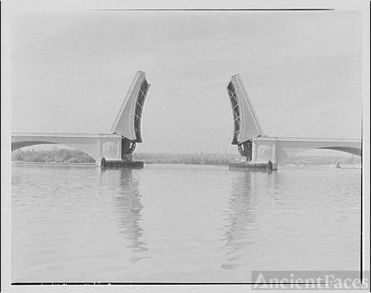 Bridges. Memorial Bridge, draw open, close-up