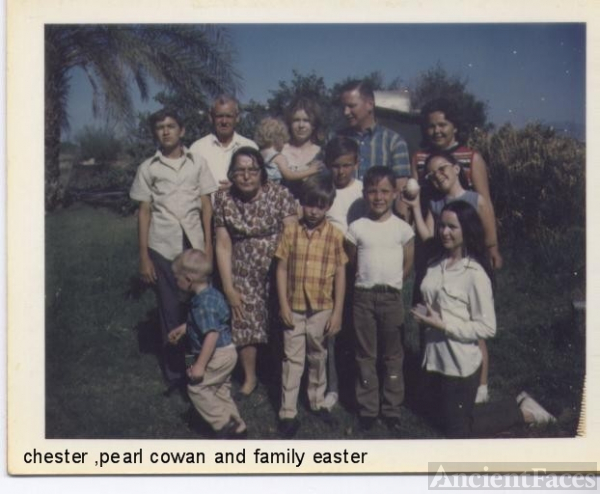 Chester and Pearl Cowan Family Easter