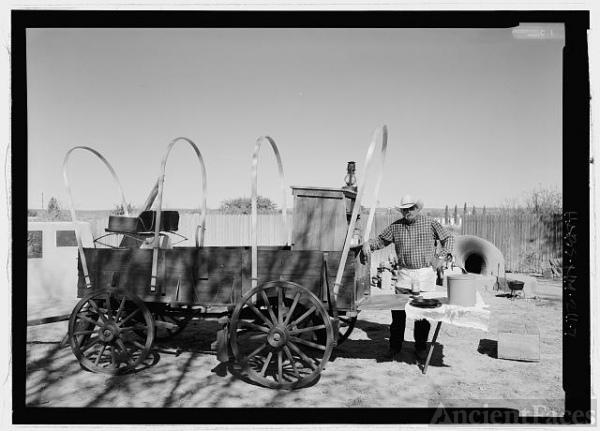 Reenactor Dave Harkness with chuck wagon and horno - Fort...