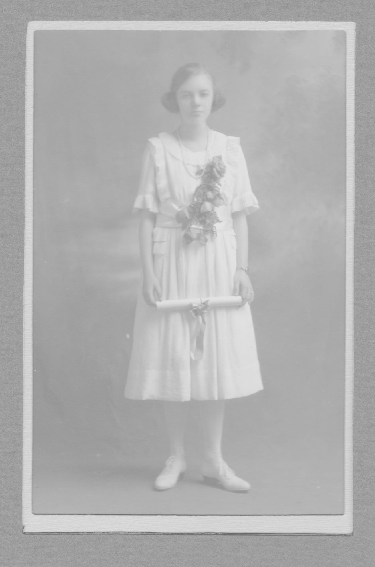 L.G. Kennedy photo of lady with award