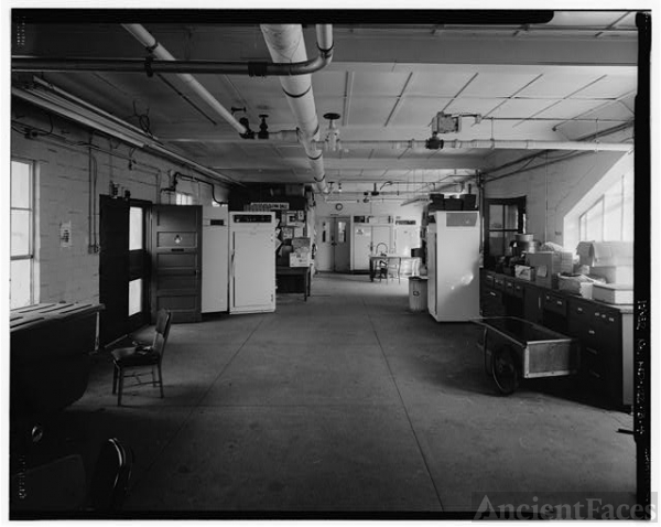 4. VIEW EAST, INTERIOR OF HEADHOUSE (BUILDING 4) - U.S....