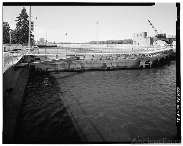 36. VIEW OF MAIN LOCK UPSTREAM MITER GATE, LOOKING...