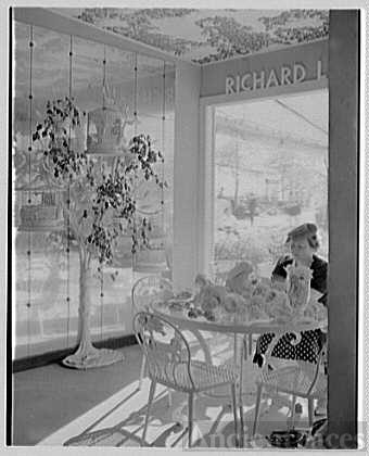 World's Fair. Gardens on Parade, Sea shell booth entrance