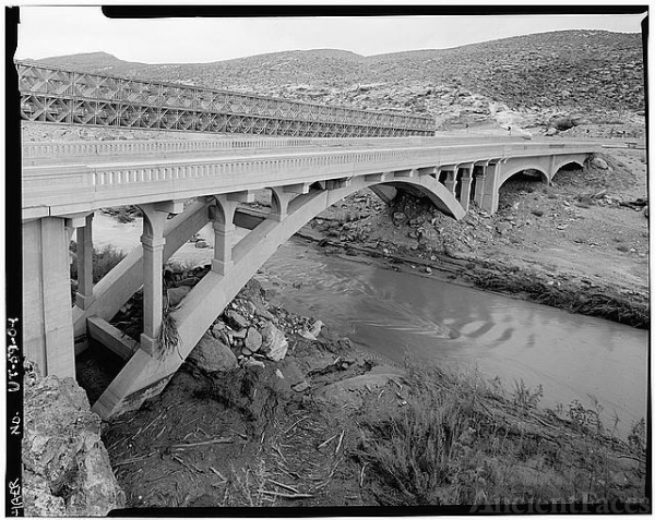4. DETAIL VIEW OF OPEN SPANDREL ARCH, PILLARS, AND...