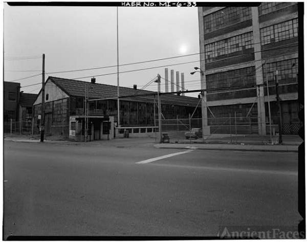 33. CONTANT AVE ENTRANCE, GUARD HOUSE AND GATE, VIEW...