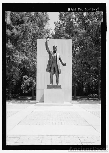 Elevation view of Theodore Roosevelt statue - Theodore...