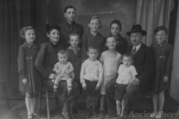 David and Motti Knoll and 8 siblings
