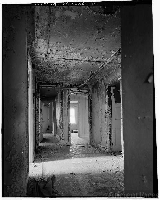 11. THIRD FLOOR, CENTRAL HALL LOOKING NORTH - George...