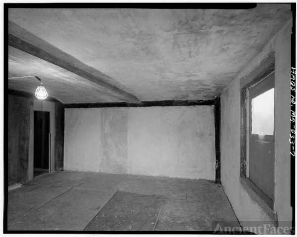 7. INTERIOR, SECOND FLOOR ROOM - Captain William Smith...