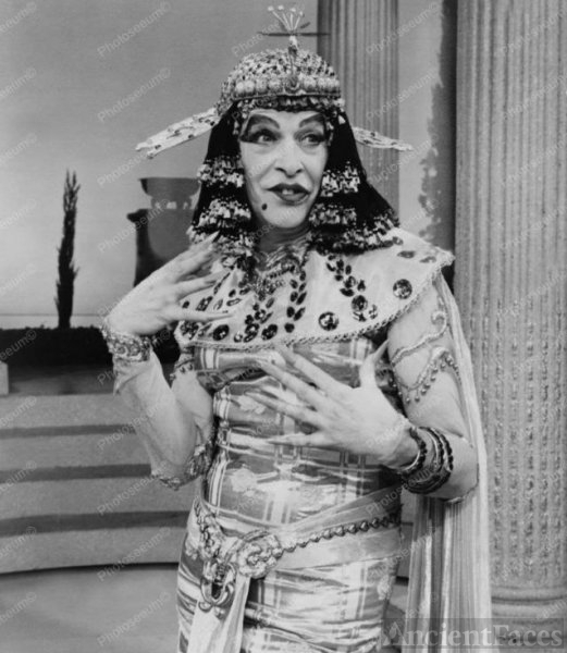 Milton Berle, Drag