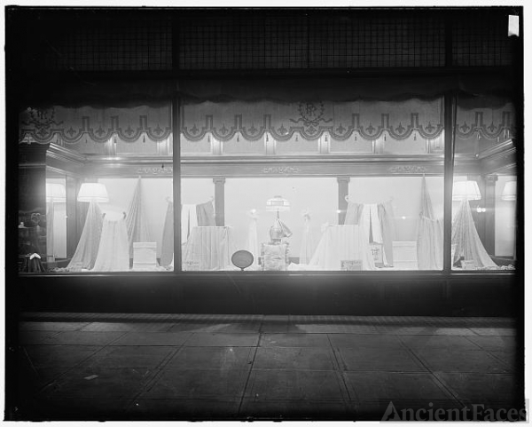 QUAKER LACE COMPANY. WINDOW DISPLAY