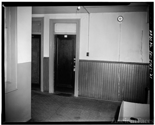 21. INTERIOR VIEW SHOWING WAINSCOT IN CORRIDOR - Empire...