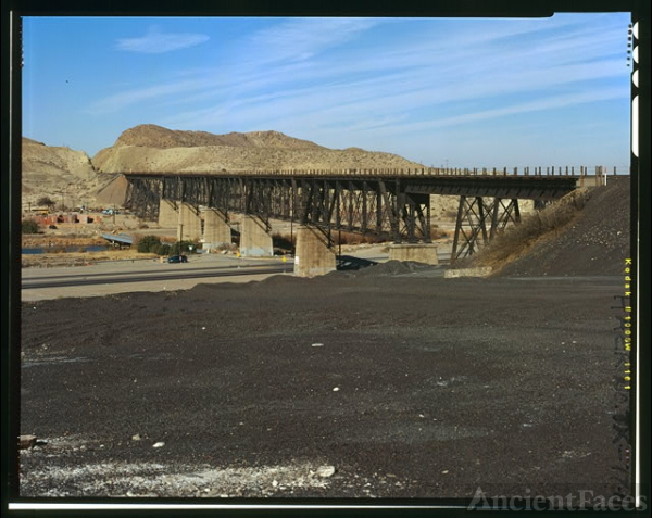 GENERAL OVERALL VIEW OF SOUTHERN PACIFIC RAILROAD BRIDGE...
