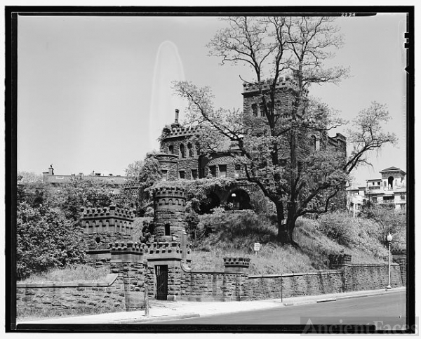 Henderson's Castle. Exterior of Henderson's Castle I