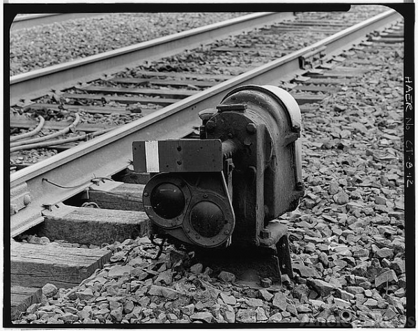 12. FRONT VIEW, DETAIL, DWARF SIGNAL, EAST ON CATENARY...