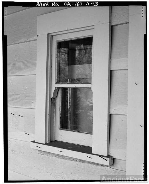 13. WEST SIDE ENCLOSED SCREEN PORCH EXTERIOR WINDOW...