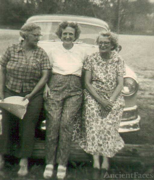 LAUTERBUR SISTERS (RIGHT TO LEFT)