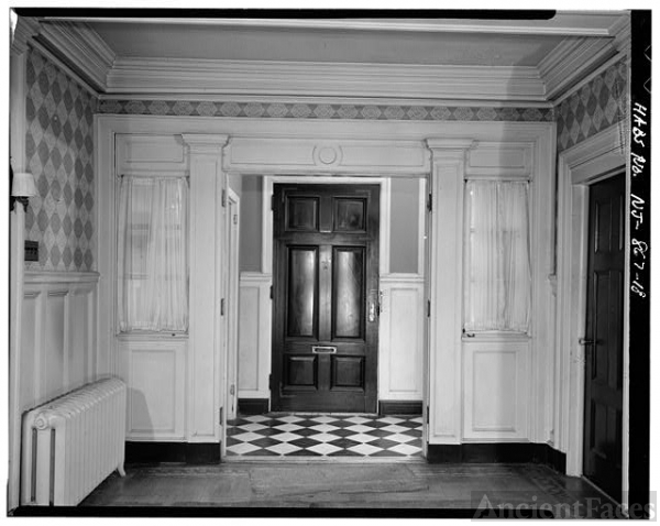 18. FRONT DOOR AND VESTIBULE- FROM INSIDE (MAIN HALL)