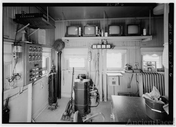 6. INTERIOR OF CONTROL ROOM - Chicago River Bascule...