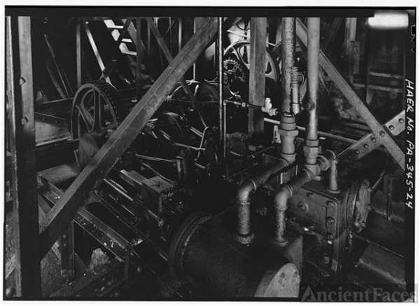 24. CAPSTAN ENGINE (BELOW MAIN DECK). - Dredge...