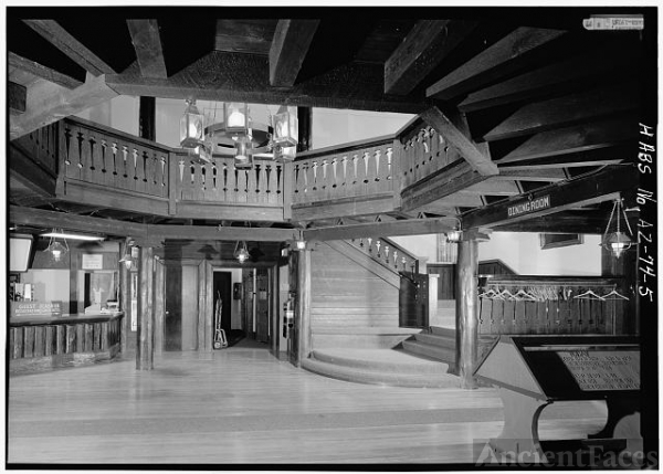 5. ROTUNDA AREA IN FRONT OF REGISTRATION DESK - El Tovar...