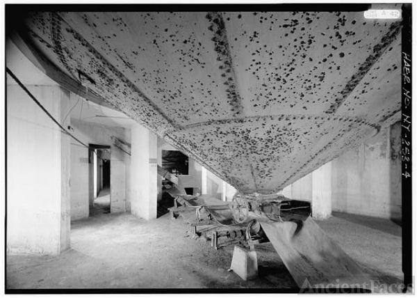 4. Interior view, conveyor, discharge, hopper. - Superior...