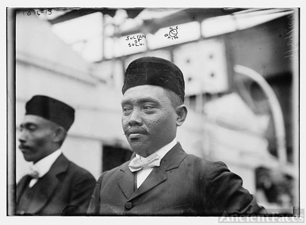 Sultan of Sulu with others