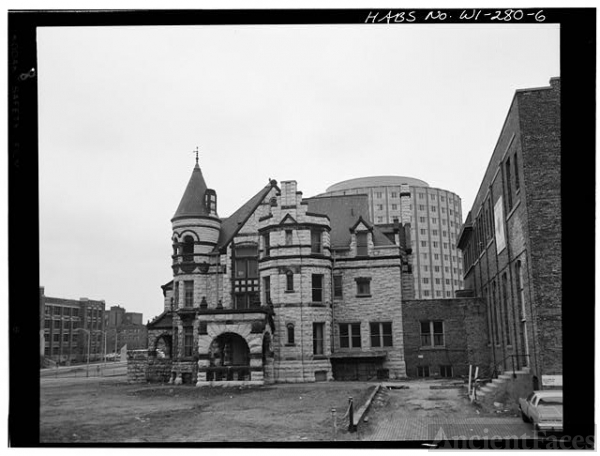 6. VIEW OF EAST SIDE - Elizabeth Plankinton House, 1492...