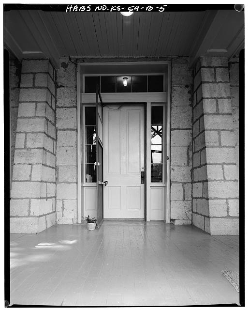 5. FRONT DOOR, LOOKING NORTHWEST. - Fort Riley, Building...