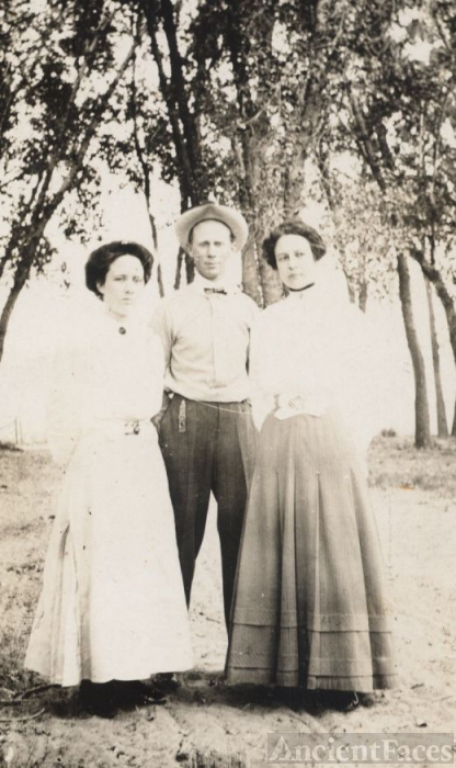 Gretta Jones, Jess Sanders, May Hookinson