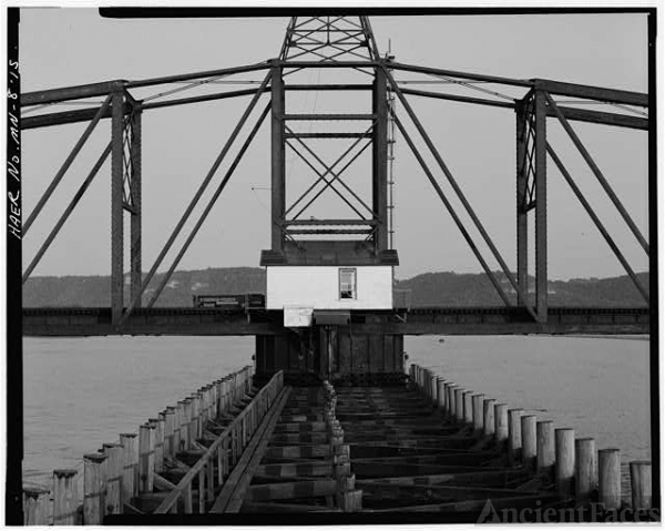 15. PIVOT SPAN DETAIL, SHOWING TURNTABLE AND CENTER...