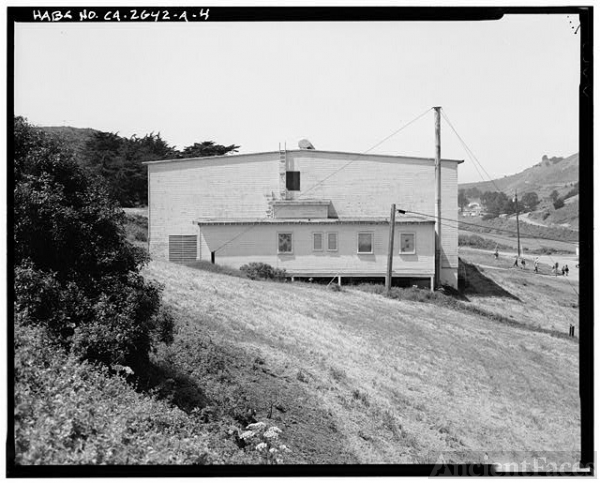 4. VIEW OF FORT BARRY BUILDING 946, EAST REAR, FACING...