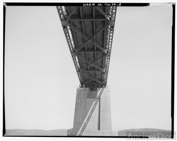 18. VIEW OF BOTTOM LATERAL BRACING, EAST PARKER TRUSS