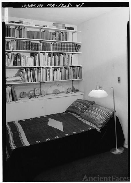 37. VIEW OF READING NOOK IN LIVING ROOM - Gropius House,...