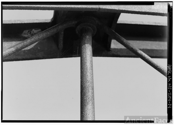 DETAIL OF INTERSECTION OF TOP CHORD AND COMPRESSION...